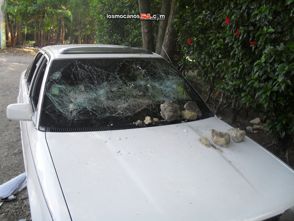 D' MOCA PARA EL MUNDO: CARRO CON CRISTALES ROTO