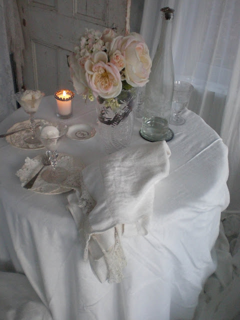 My Shabby Streamside Studio: An All-White Tablescape