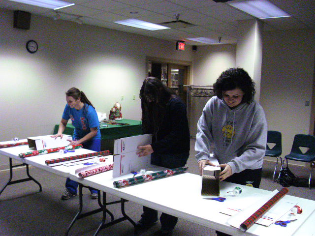 Little Dixie Dispatch: "Celebrate the Season: Gift Wrapping Contest" Photos