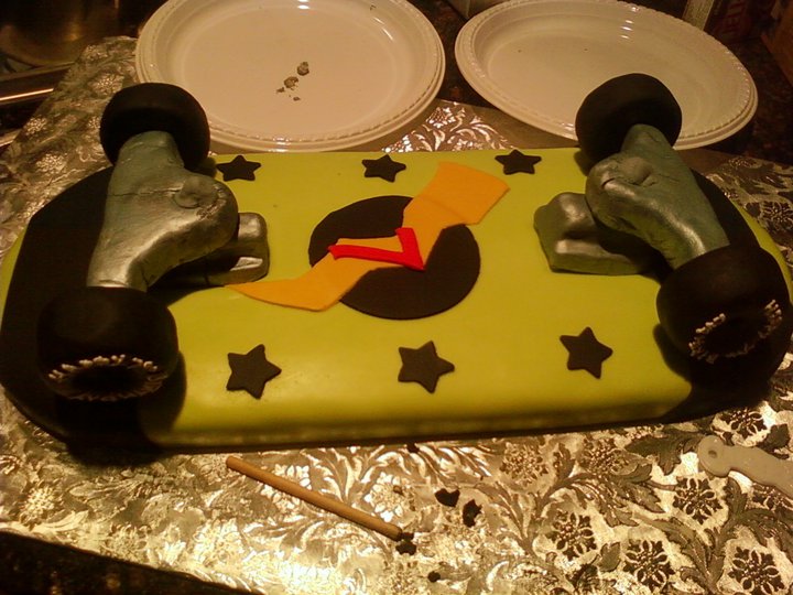 Yumtastic Designs: Skateboard Cake