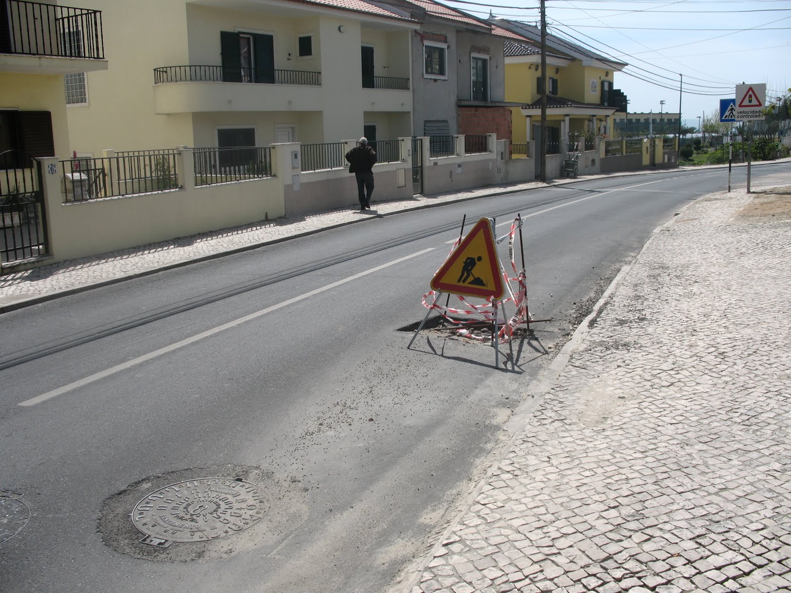 Santa Iria de Azóia merece mais e melhor!: Buraco na Rua do Olival ...