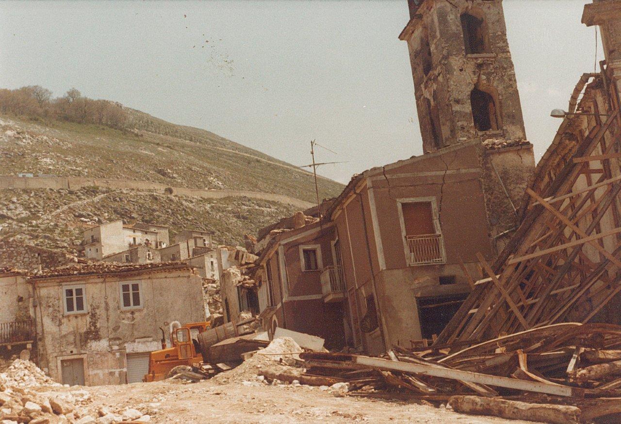 SANTOMENNA A 30 ANNI DAL TERREMOTO: COM'ERA VIA P.A. DI MAJO (zona Fontana)