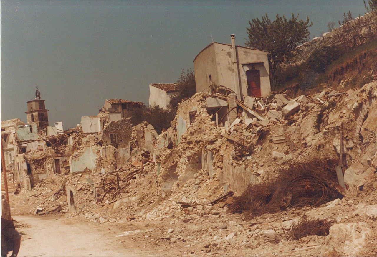 SANTOMENNA A 30 ANNI DAL TERREMOTO: COM'ERA VIA P.A. DI MAJO (zona Fontana)