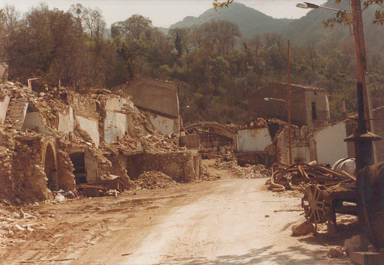 SANTOMENNA A 30 ANNI DAL TERREMOTO: COM'ERA VIA P.A. DI MAJO (zona Fontana)