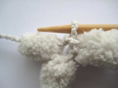 INGEBORGS HYGGEKROG: Pompon garn - strik på grovstrikkeren og i hånden