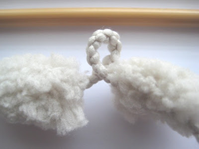 INGEBORGS HYGGEKROG: Pompon garn - strik på grovstrikkeren og i hånden