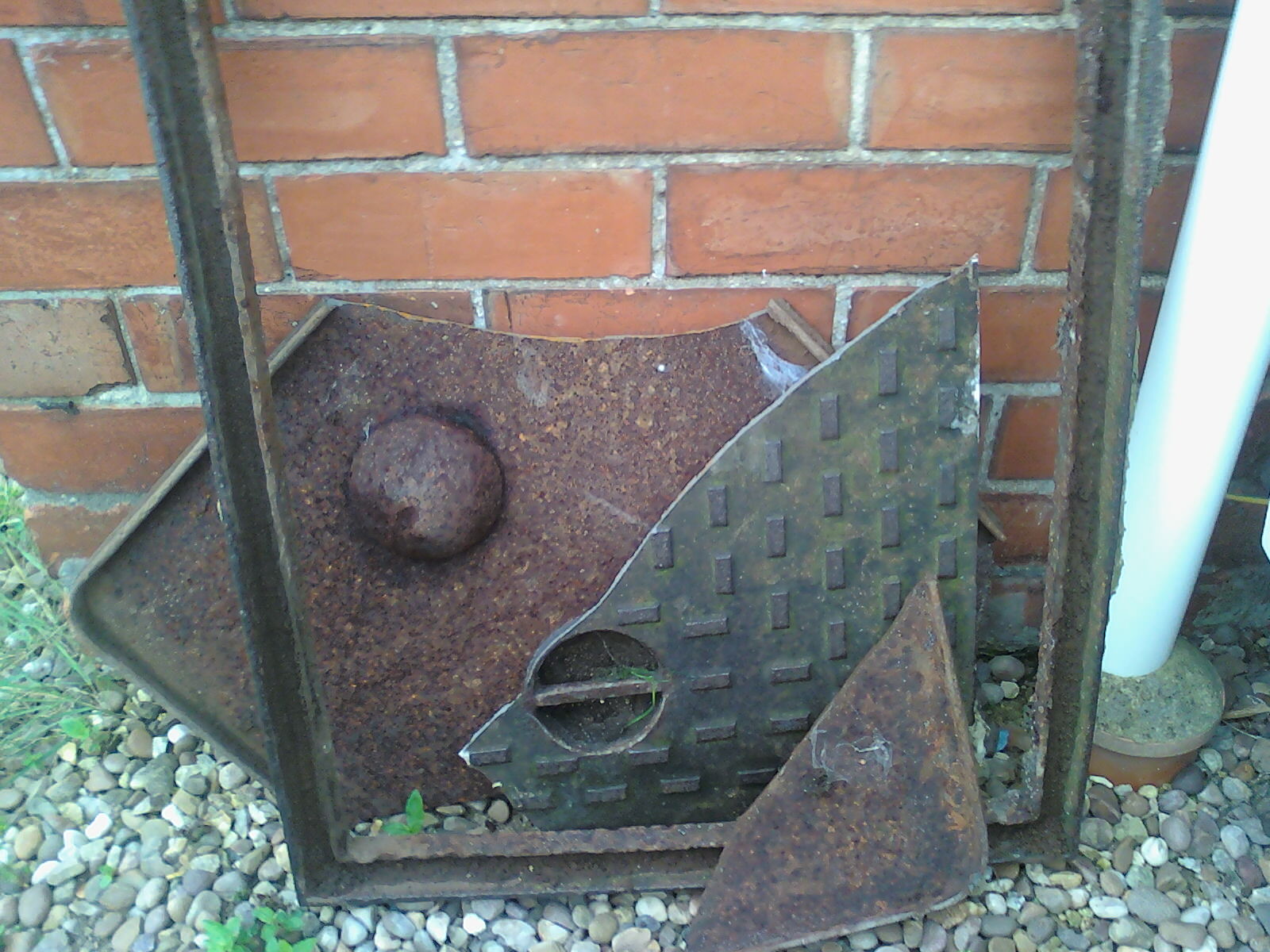 Bespoke Home Solutions (Lincs): How To Replace A Damaged Manhole Cover