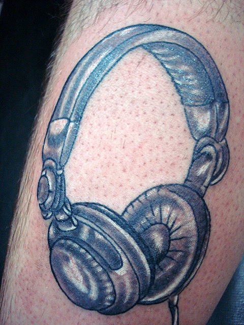 artevista: tattoo de um headphone feita por Renato Ras