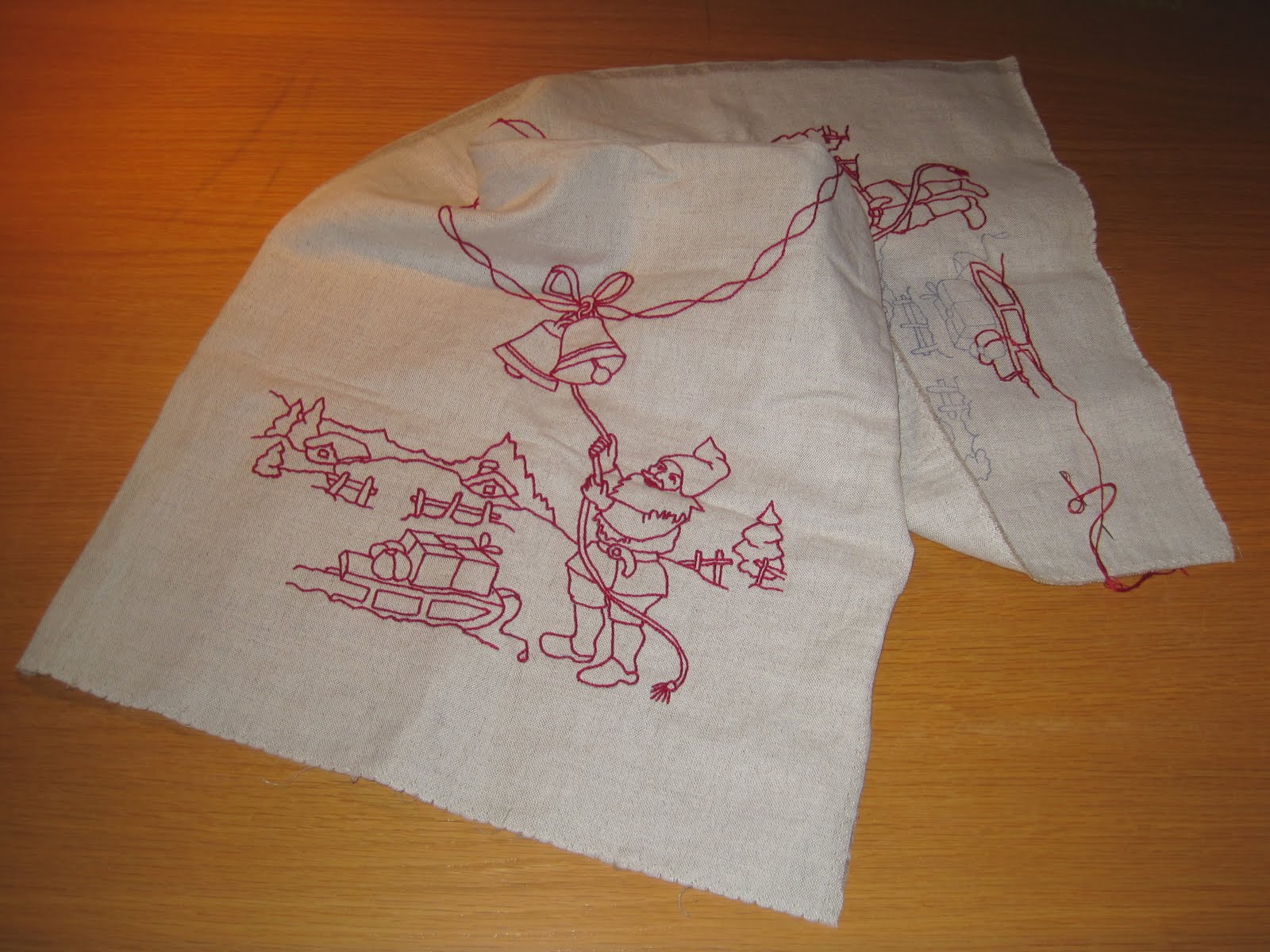 Nål & pinner: Brodert juleduk