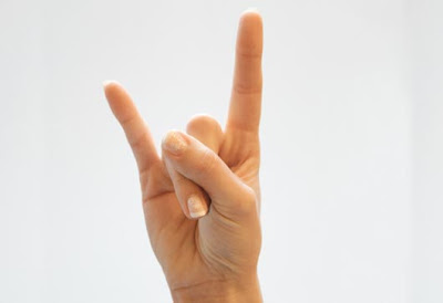 Finding Africa auf gut Deutsch: Handzeichen mit Tücken