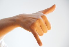 Finding Africa auf gut Deutsch: Handzeichen mit Tücken