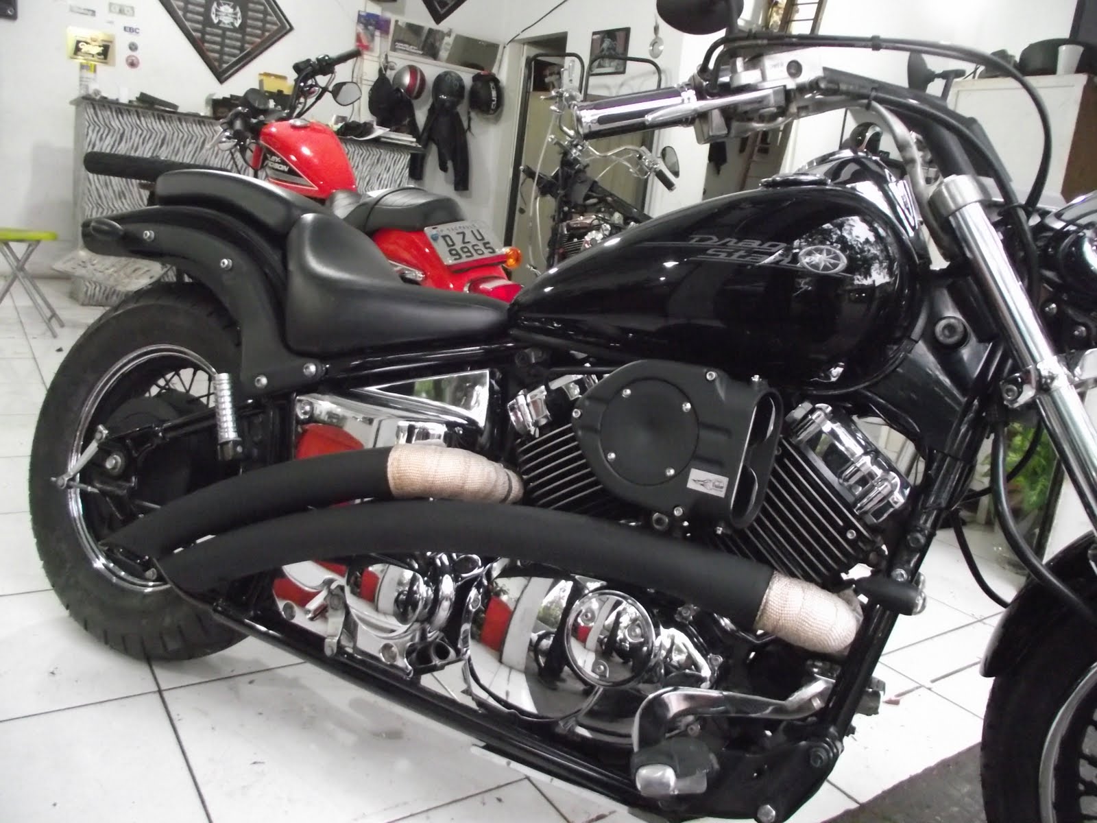 Hot Custom: Drag Star com leve customização...