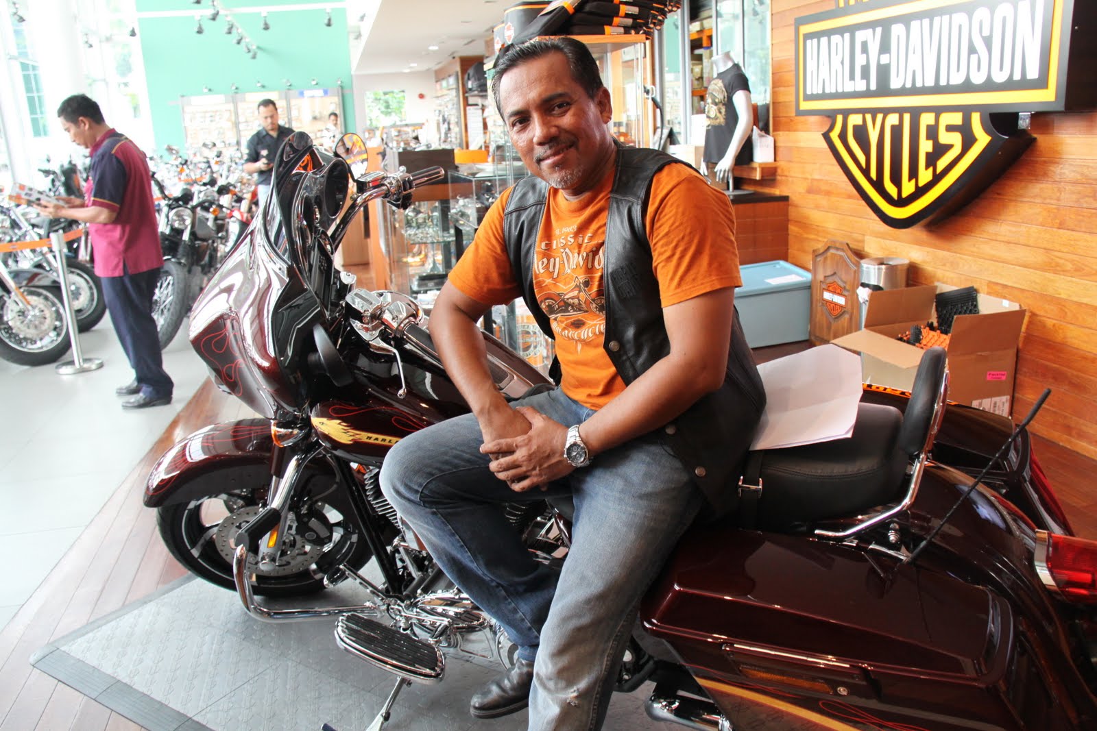 MASTER CHEFCELEBRITY SABRI HASSAN :: FILMMING BIKER CHEF - TV COOKING ...
