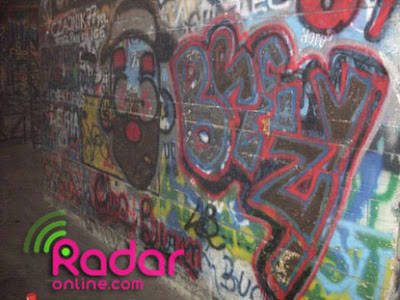 blissfulagony: chris brown doing graffiti?....