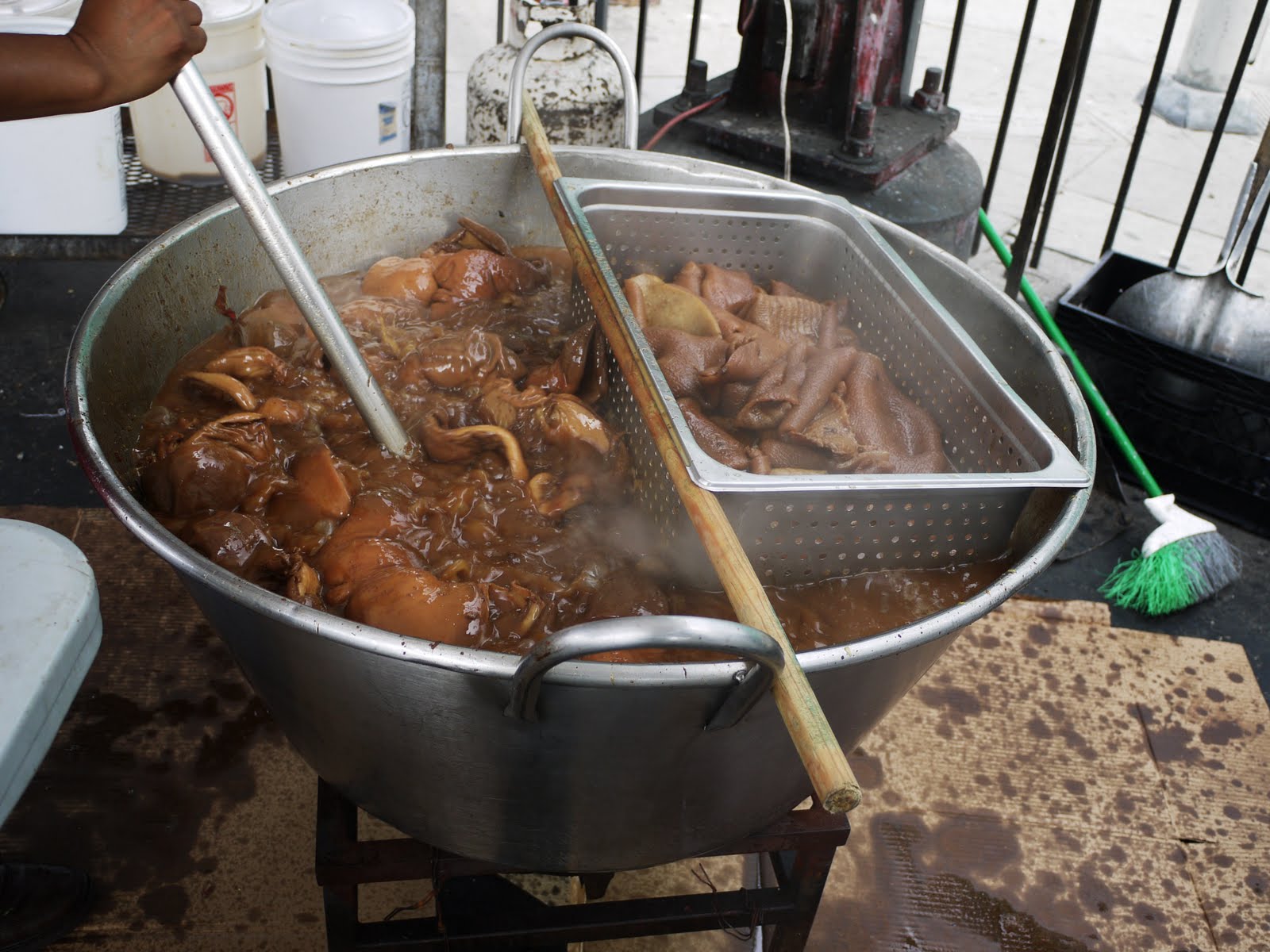 how to make carnitas in a cazo