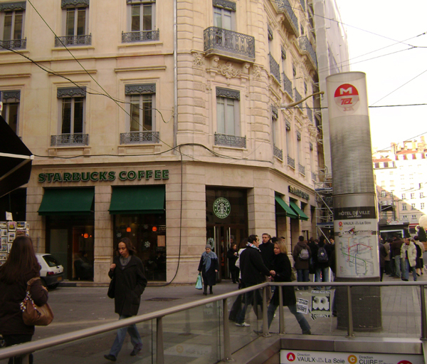 Lyon Eats: Starbucks opens in Lyon!