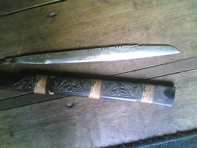 Mandau Senjata Tradional Suku Dayak | Sapundu