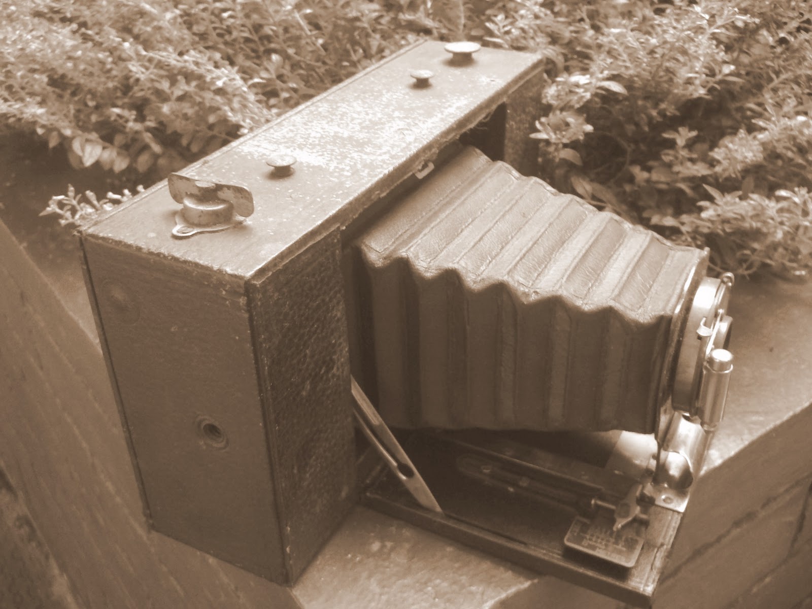 Lumang Tao Moments: No. 3 Folding Brownie Camera Eastman Kodak