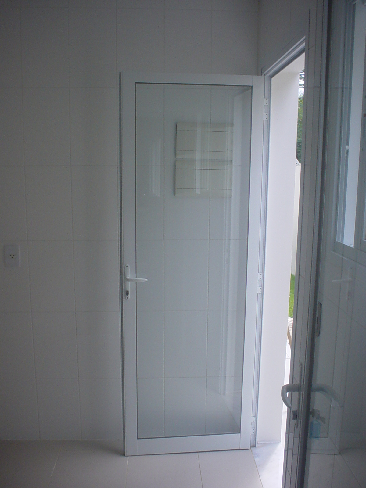 Alure Alumínio e Vidros: Porta de abrir de aluminio e vidro temperado