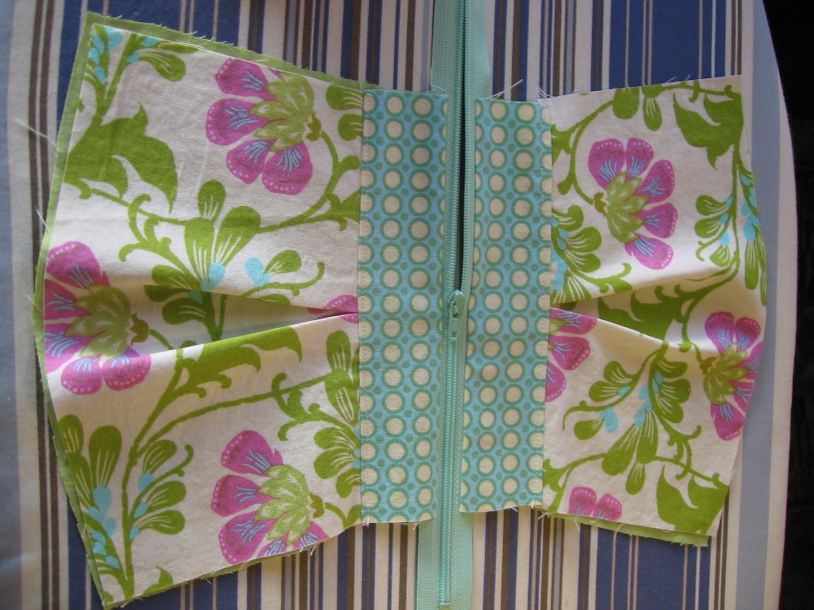 Needle and Spatula: Pleated Pouch Sewing Tutorial