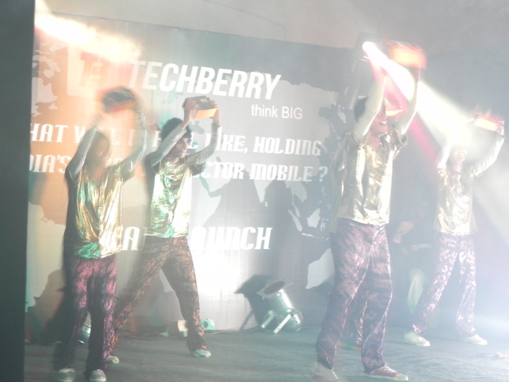 Techberry Mobiles: The India's first projector mobile got launched on ...