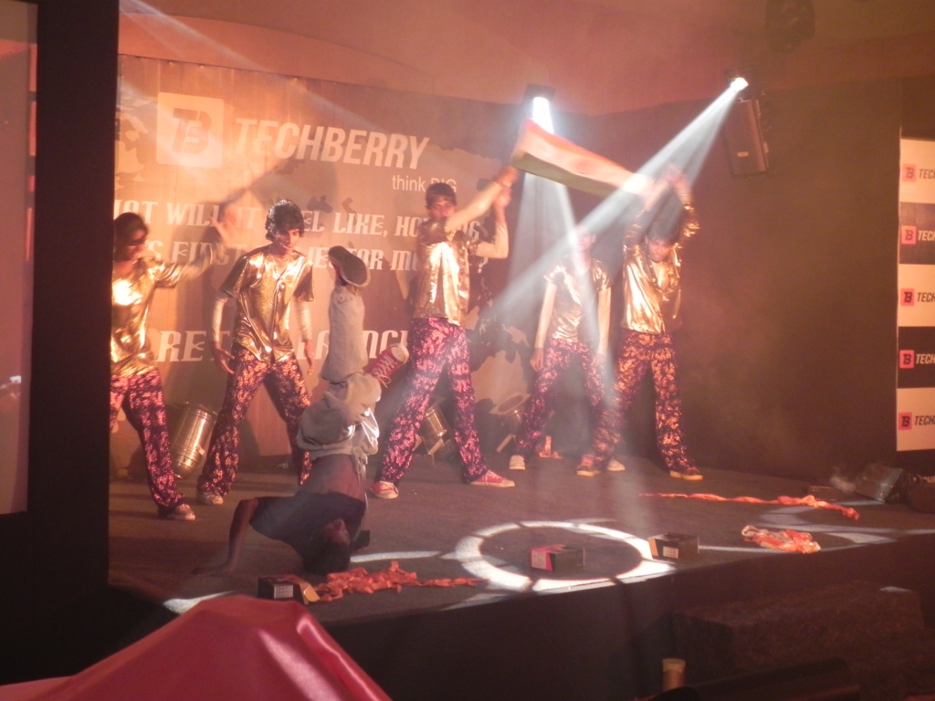 Techberry Mobiles: The India's first projector mobile got launched on ...