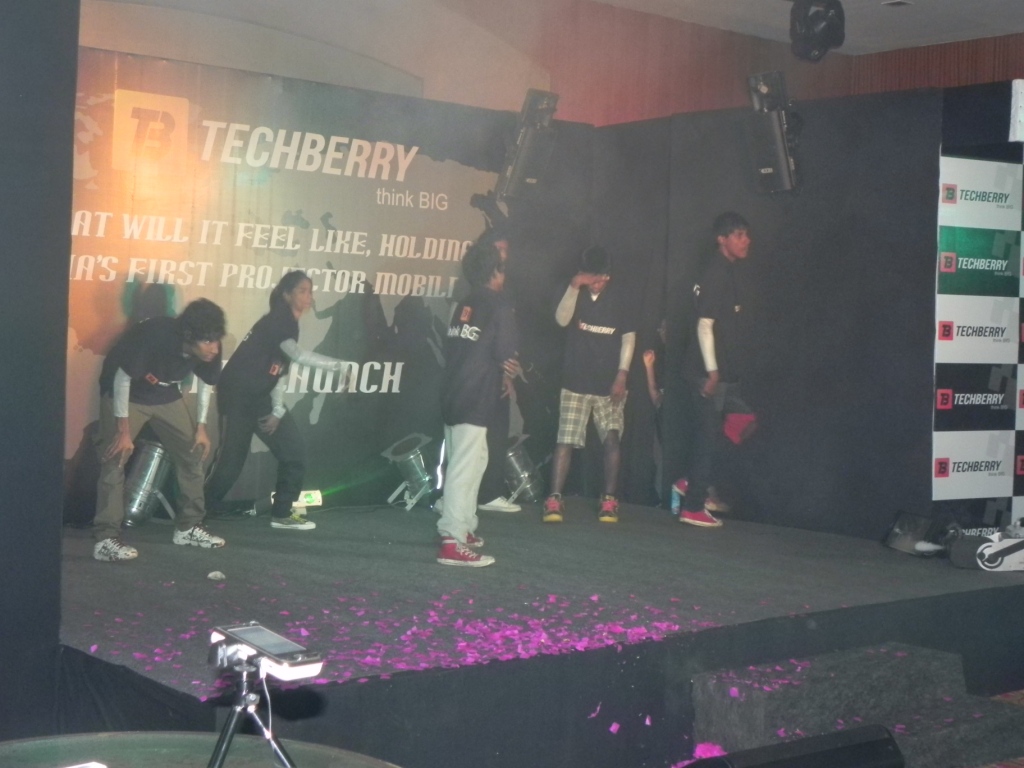 Techberry Mobiles: The India's first projector mobile got launched on ...
