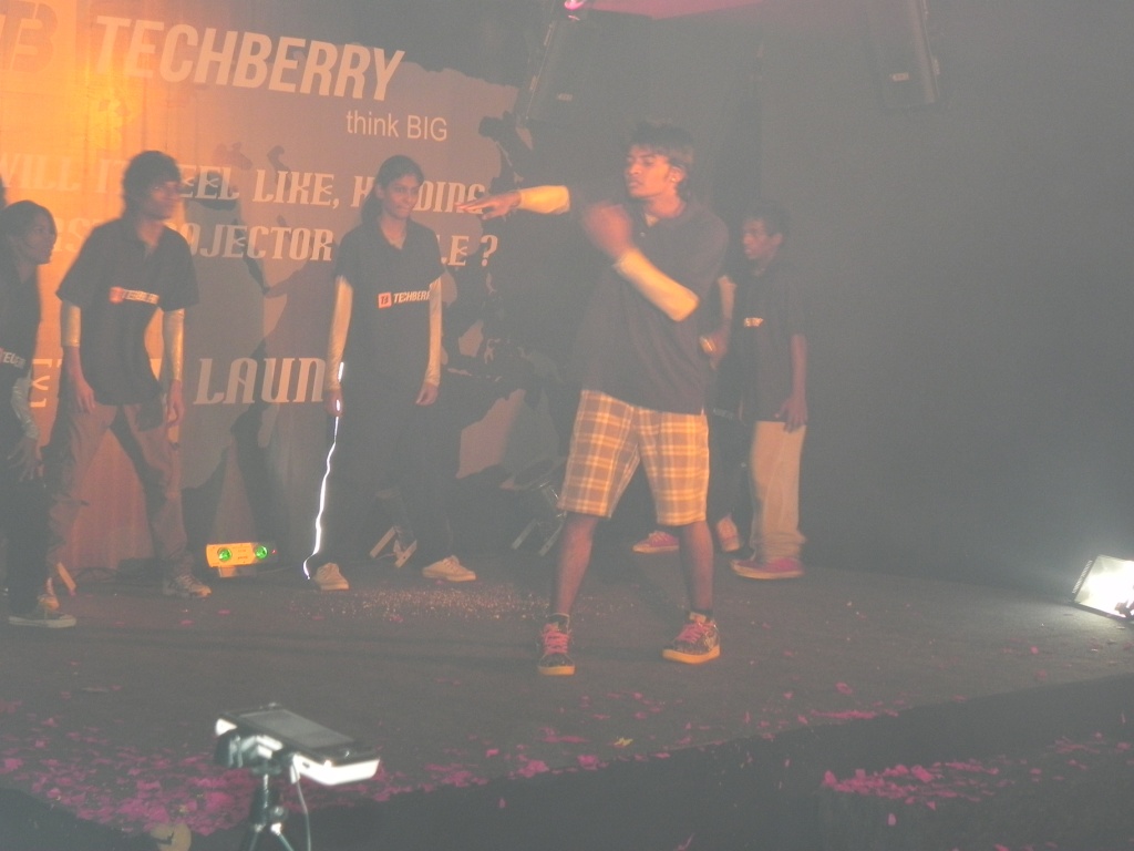 Techberry Mobiles: The India's first projector mobile got launched on ...