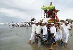 Melasti during Nyepi – the Balinese New Year | Hindu Blog