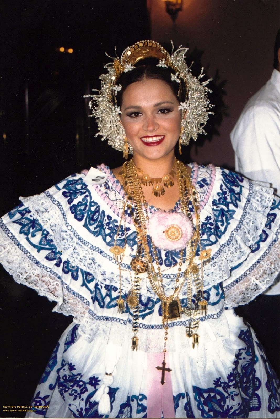 La Pollera de Panamá: Pollera Zurcida en tonos azules y calados.