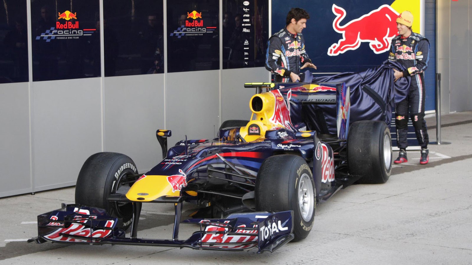 F1 FOLLOWER: Red Bull presents the new Red Bull RB7 in Valencia!!