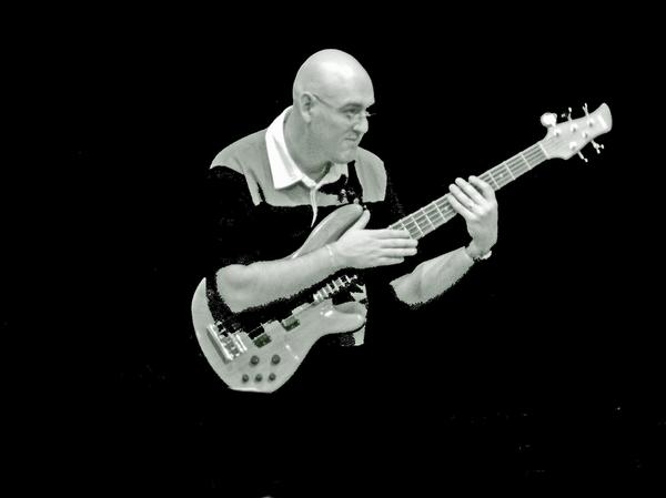 Alan Wormald band: Simon Goulding (Bass Guitar)