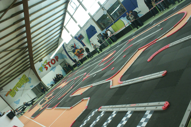 KYOSHOSAN: More Pics from the Biggest Mini-Z Track in the World