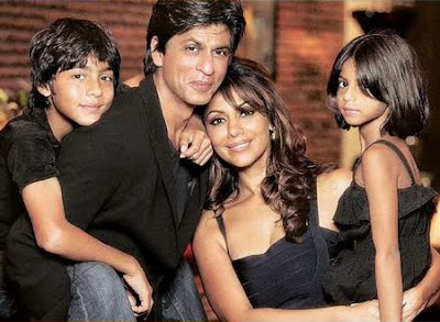 Entertainment: SRK and his family pose for Hindustan Times