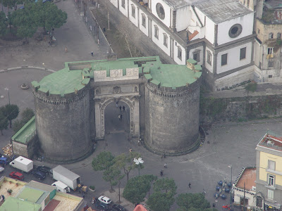 Un ingresso regale: Porta Capuana. su Napoli