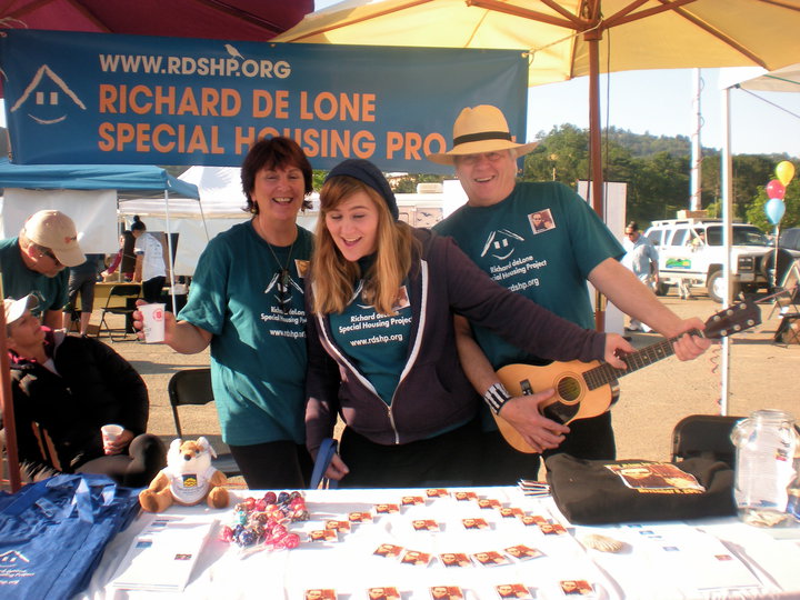 My Frantic World: Austin de Lone Gives Good Benefit