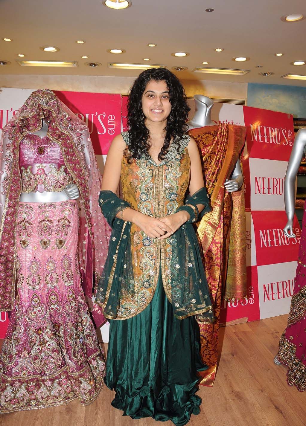 art of tattoos designs: Actress Tapsi Hot in Saree photos neval show