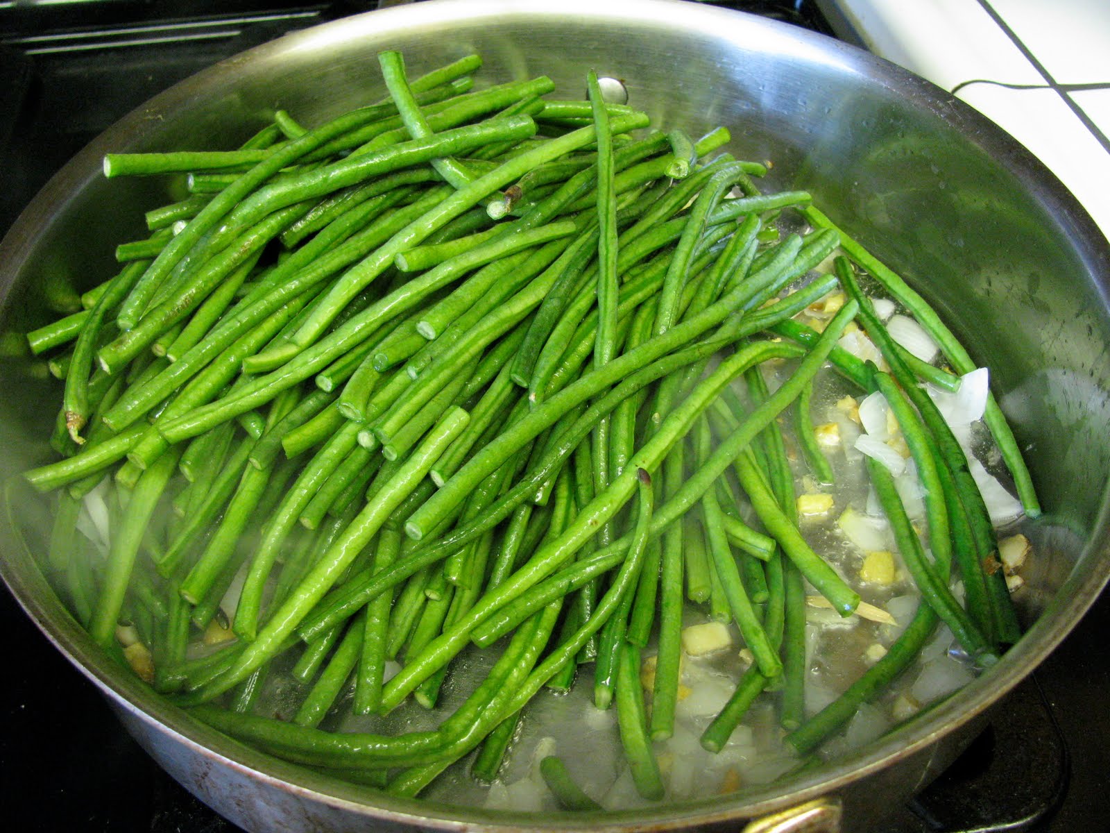 PASSION ON THE STOVE TOP: Spicy Sambal Long Beans with Roasted Peanuts