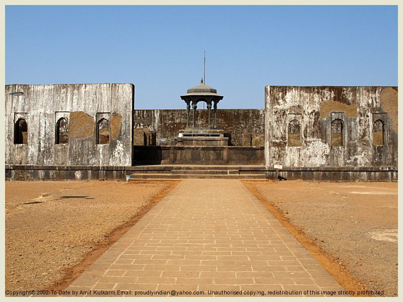 श्रीमंत छञपती शिवरायांना मानाचा मुजरा...: RAIGADH - rajdhani fort of ...