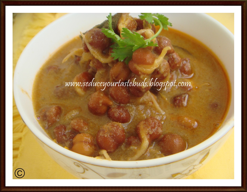Kala Channa in Tomato Onion Gravy - Seduce Your Tastebuds...