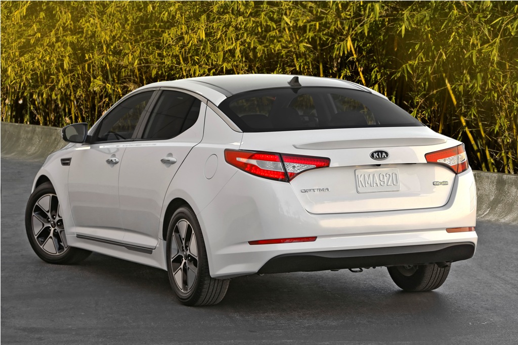 Car One Stop Closer: Kia Optima 2011 White