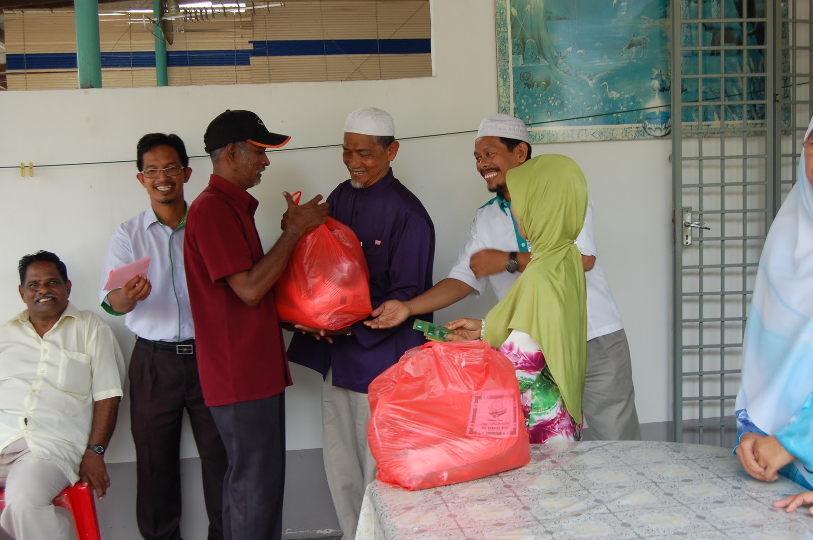 LAMAN RASMI ADUN MAHARANI: PAS MUAR BANTU PERSIAPAN DEEPAVALI