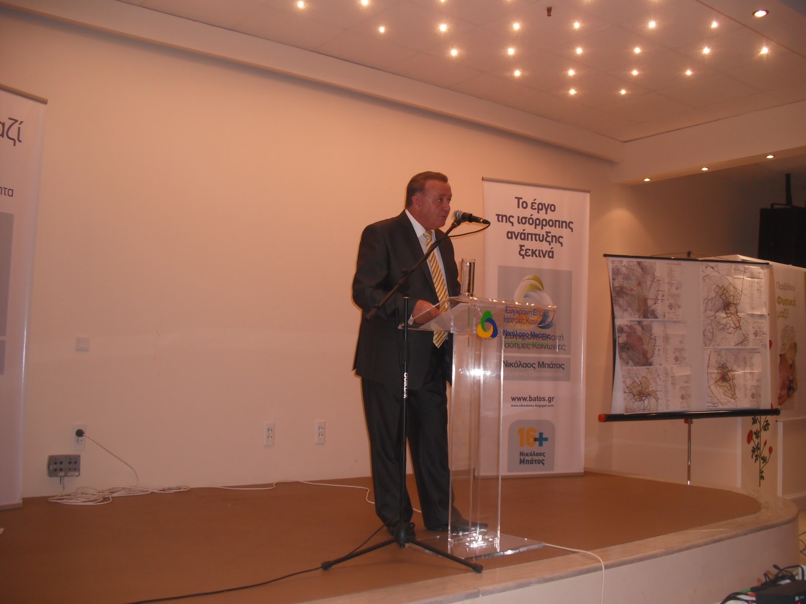 ΚΑΤΑΜΕΣΤΗ Η ΑΙΘΟΥΣΑ ΣΤΟ ΜΕΛΙΣΣΟΧΩΡΙ ΣΤΗΝ ΕΚΔΗΛΩΣΗ ΤΟΥ ΕΠΙΚΕΦΑΛΗΣ ΤΟΥ ...