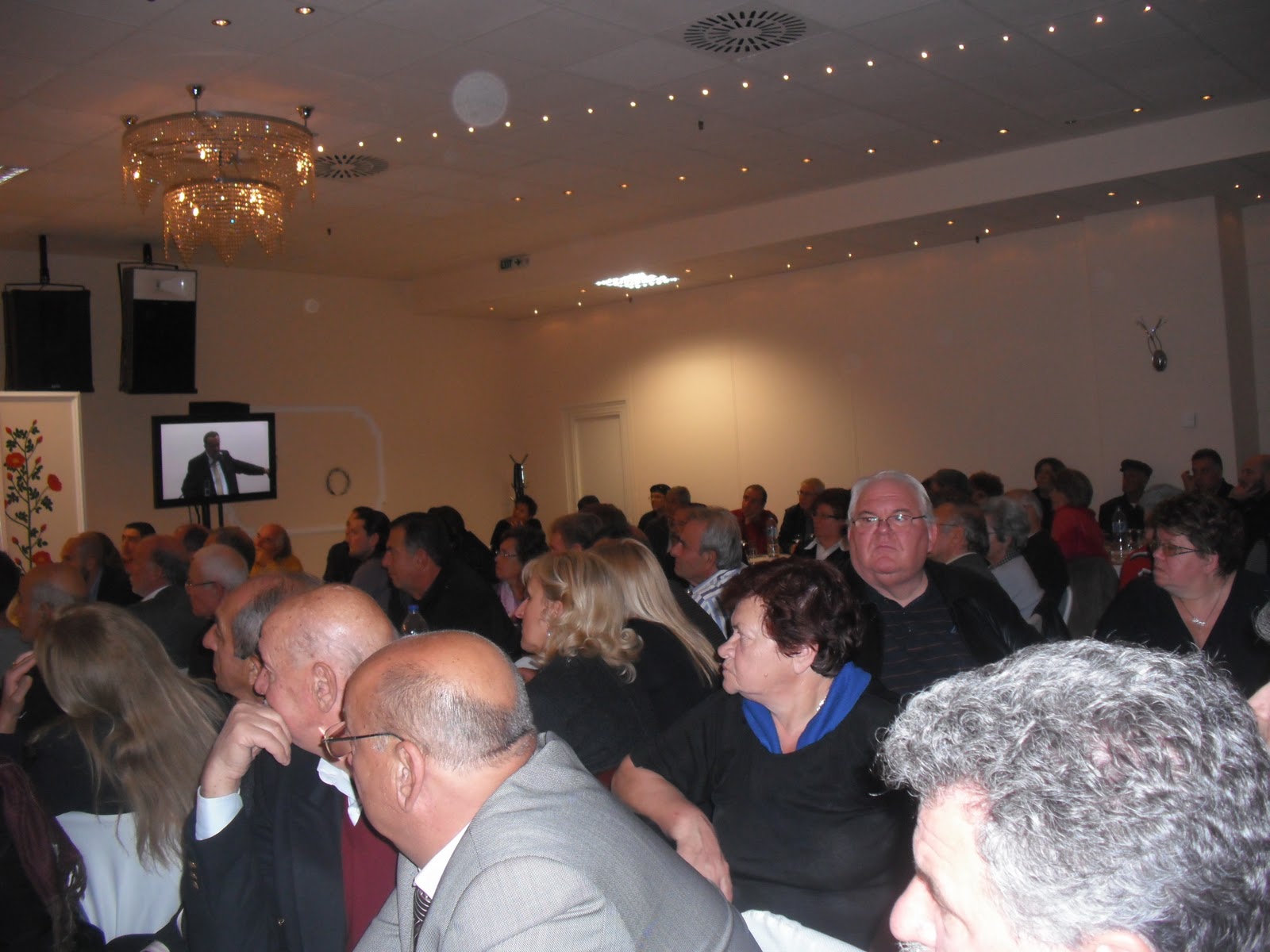 ΚΑΤΑΜΕΣΤΗ Η ΑΙΘΟΥΣΑ ΣΤΟ ΜΕΛΙΣΣΟΧΩΡΙ ΣΤΗΝ ΕΚΔΗΛΩΣΗ ΤΟΥ ΕΠΙΚΕΦΑΛΗΣ ΤΟΥ ...