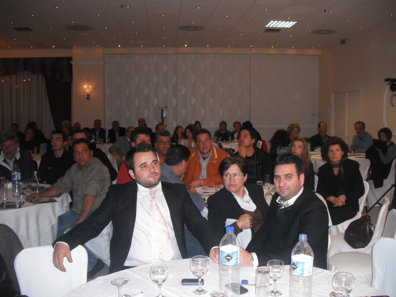 ΚΑΤΑΜΕΣΤΗ Η ΑΙΘΟΥΣΑ ΣΤΟ ΜΕΛΙΣΣΟΧΩΡΙ ΣΤΗΝ ΕΚΔΗΛΩΣΗ ΤΟΥ ΕΠΙΚΕΦΑΛΗΣ ΤΟΥ ...