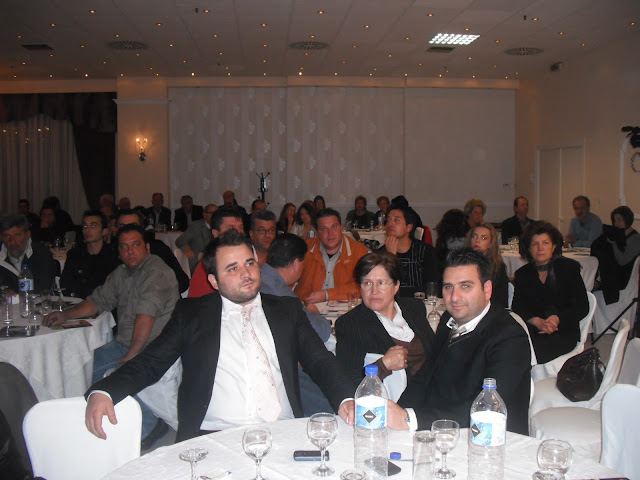 ΚΑΤΑΜΕΣΤΗ Η ΑΙΘΟΥΣΑ ΣΤΟ ΜΕΛΙΣΣΟΧΩΡΙ ΣΤΗΝ ΕΚΔΗΛΩΣΗ ΤΟΥ ΕΠΙΚΕΦΑΛΗΣ ΤΟΥ ...