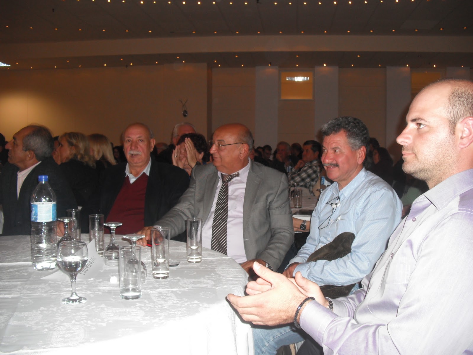 ΚΑΤΑΜΕΣΤΗ Η ΑΙΘΟΥΣΑ ΣΤΟ ΜΕΛΙΣΣΟΧΩΡΙ ΣΤΗΝ ΕΚΔΗΛΩΣΗ ΤΟΥ ΕΠΙΚΕΦΑΛΗΣ ΤΟΥ ...