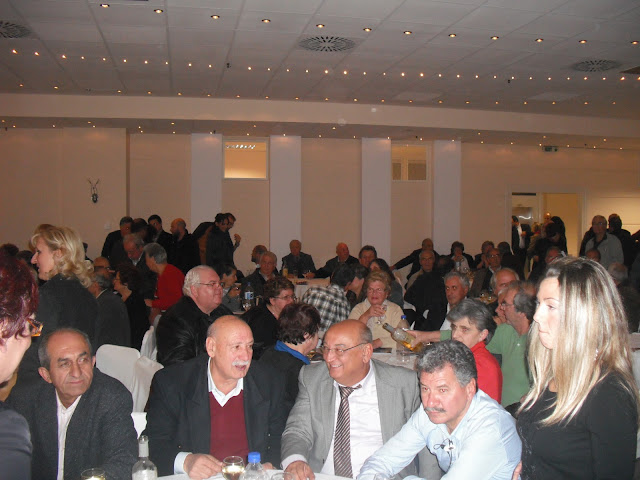 ΚΑΤΑΜΕΣΤΗ Η ΑΙΘΟΥΣΑ ΣΤΟ ΜΕΛΙΣΣΟΧΩΡΙ ΣΤΗΝ ΕΚΔΗΛΩΣΗ ΤΟΥ ΕΠΙΚΕΦΑΛΗΣ ΤΟΥ ...