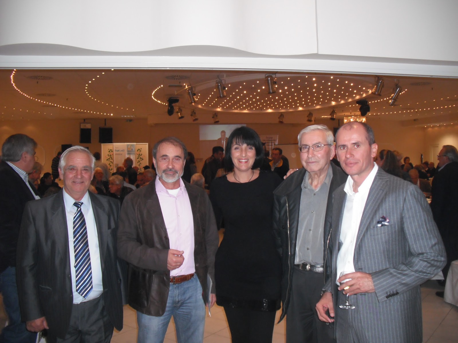 ΚΑΤΑΜΕΣΤΗ Η ΑΙΘΟΥΣΑ ΣΤΟ ΜΕΛΙΣΣΟΧΩΡΙ ΣΤΗΝ ΕΚΔΗΛΩΣΗ ΤΟΥ ΕΠΙΚΕΦΑΛΗΣ ΤΟΥ ...