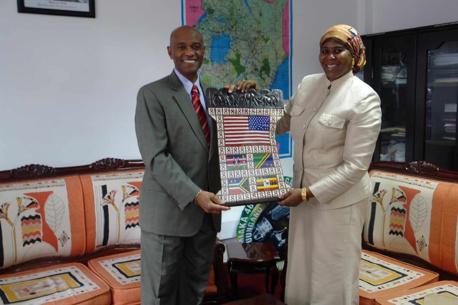 Hartmann Online: Waziri Batilda Buriani na Balozi wa Marekani nchini ...